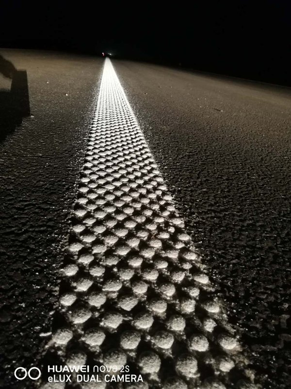 Two-component Dot Road Markings Applied in Xinjiang Desert Areas